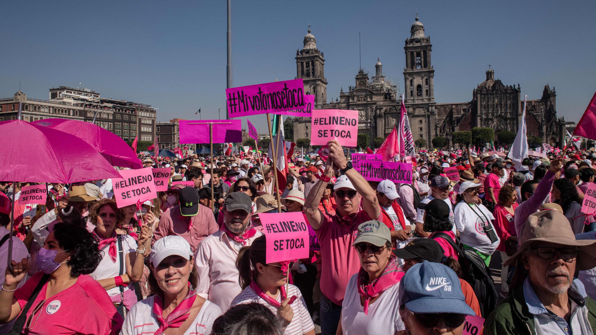 El INE no se toca: realizan multitudinaria protesta en México contra la ...