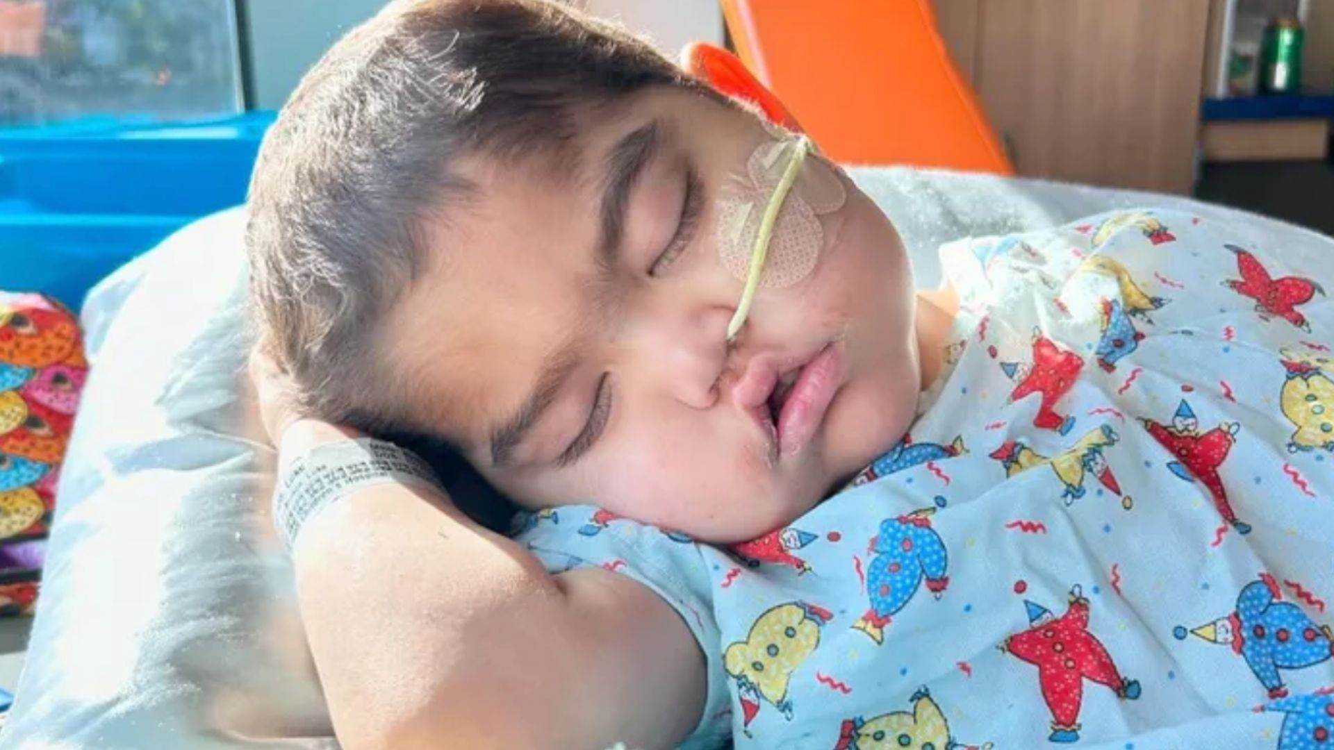 Luke Benson, un niño hispano de dos años con cáncer cerebral, necesita ...