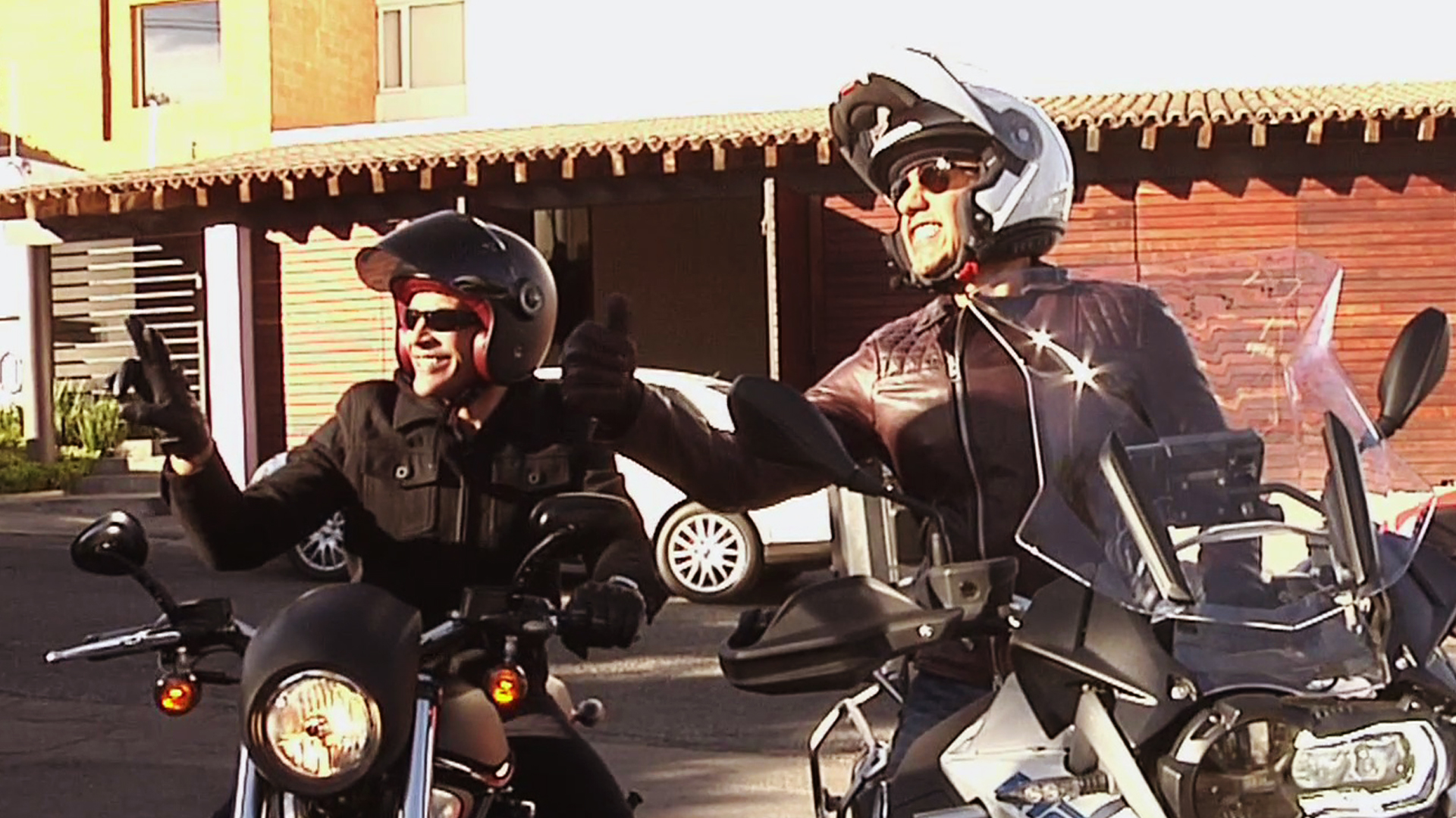 ¡Agárrense! ¡Adrián Uribe invitó a Johnny a subirse a su moto! | Shows ...