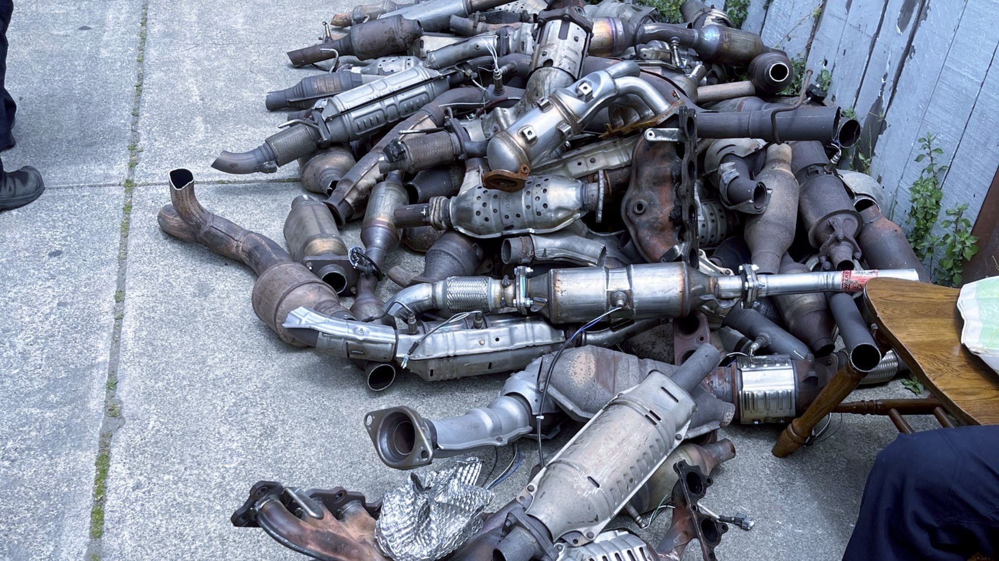 Desarticulan banda de robo de convertidores catalíticos en Oakland ...