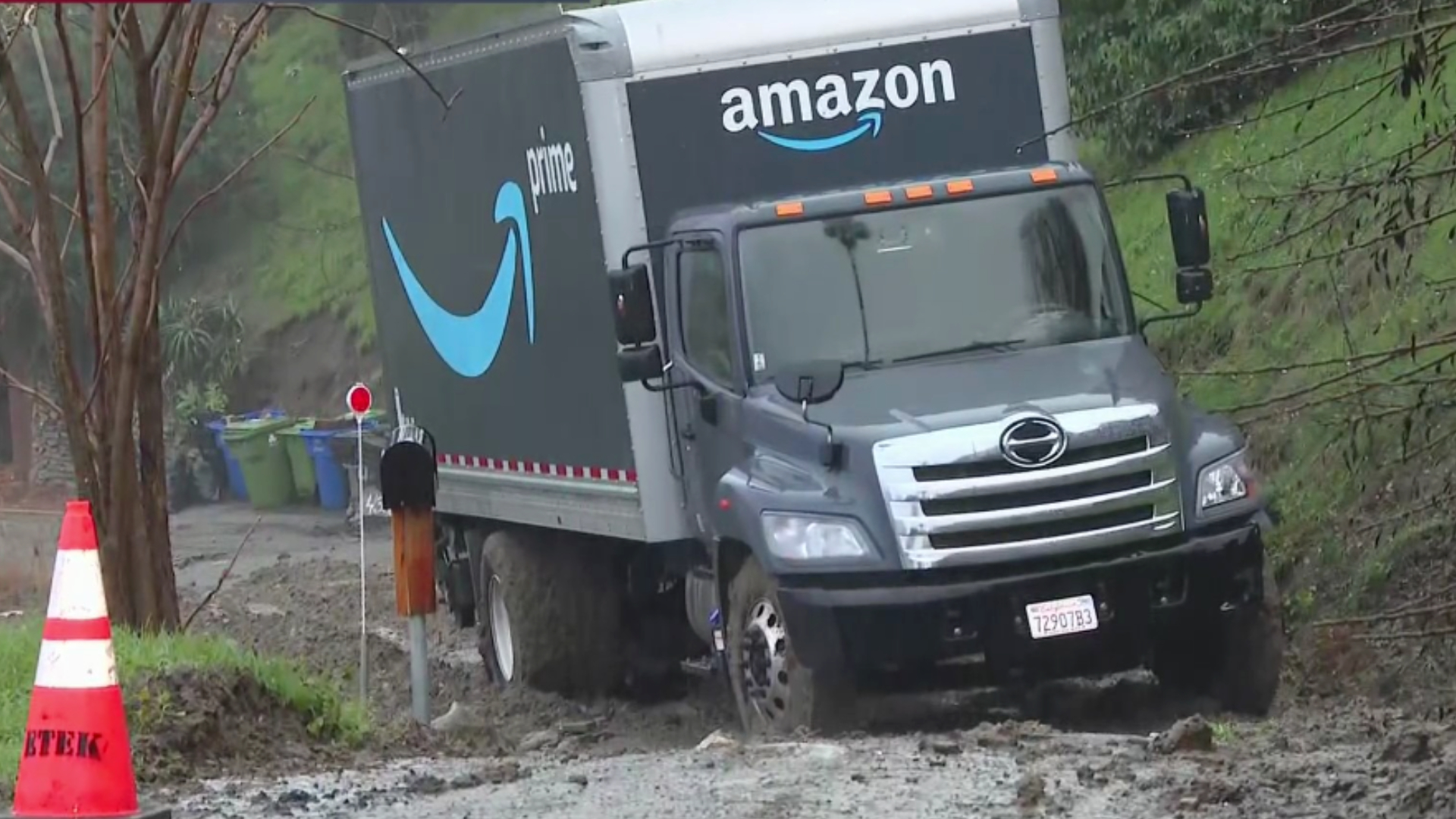 Camión de Amazon se queda atascado en medio de lodo en Montecito ...