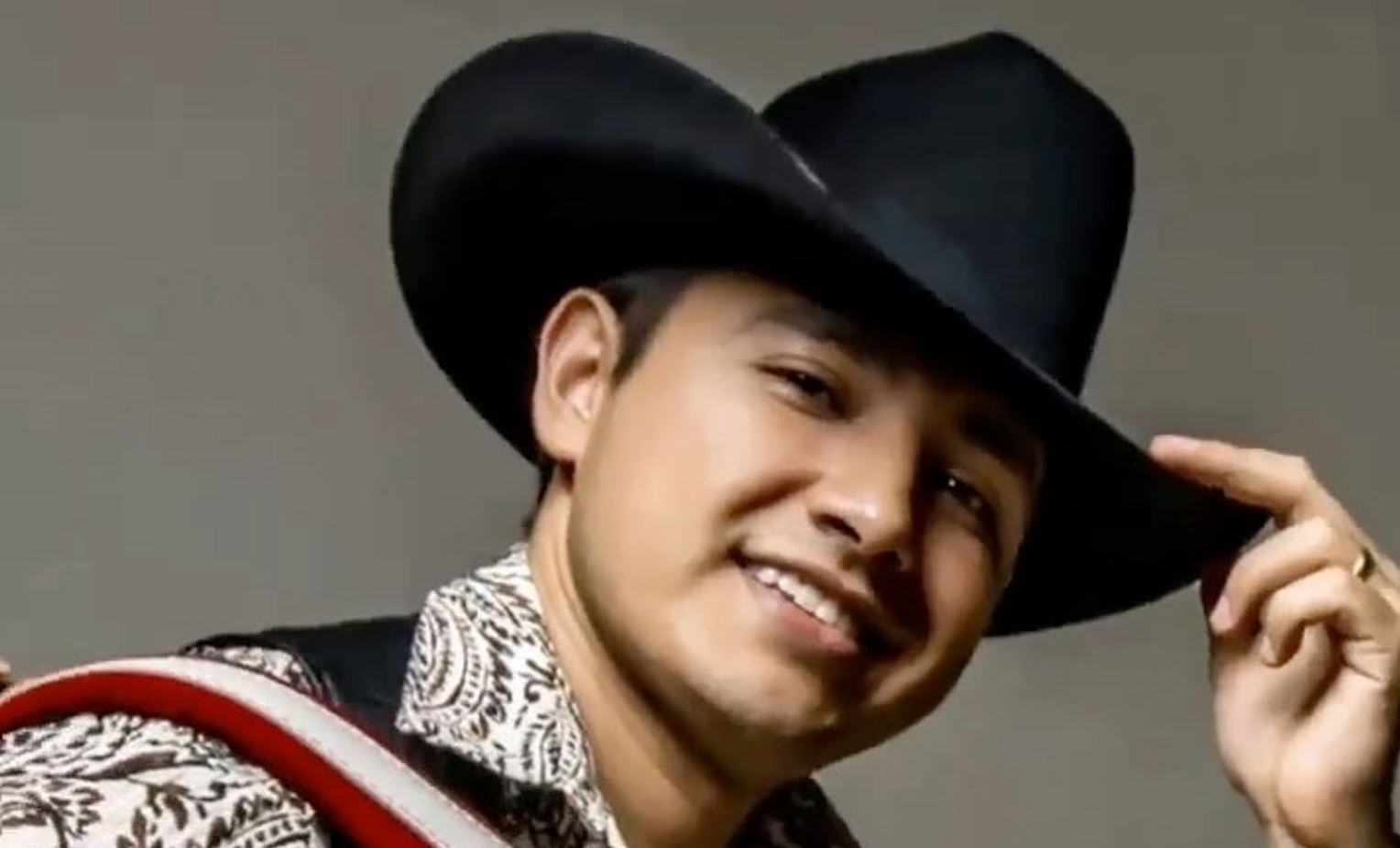 Ramiro Delgado Jr. estrena 'A la Medida' a dueto con Julio Preciado ...