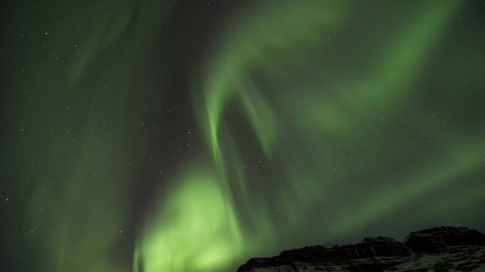 Aurora boreal ilumina el cielo nocturno al norte de California ...