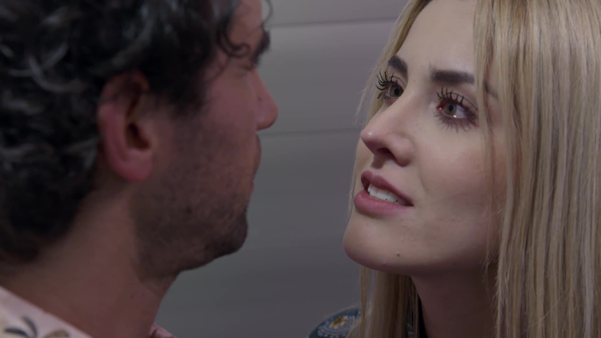 La Rosa de Guadalupe: Mayra descubre que su esposo tiene una amante y jura hacerle lo mismo ...