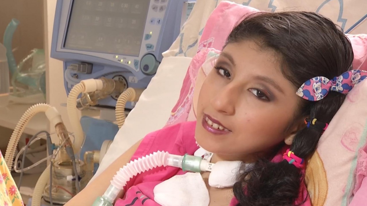 Una niña atada a una máquina para respirar encuentra su pasión haciendo ...