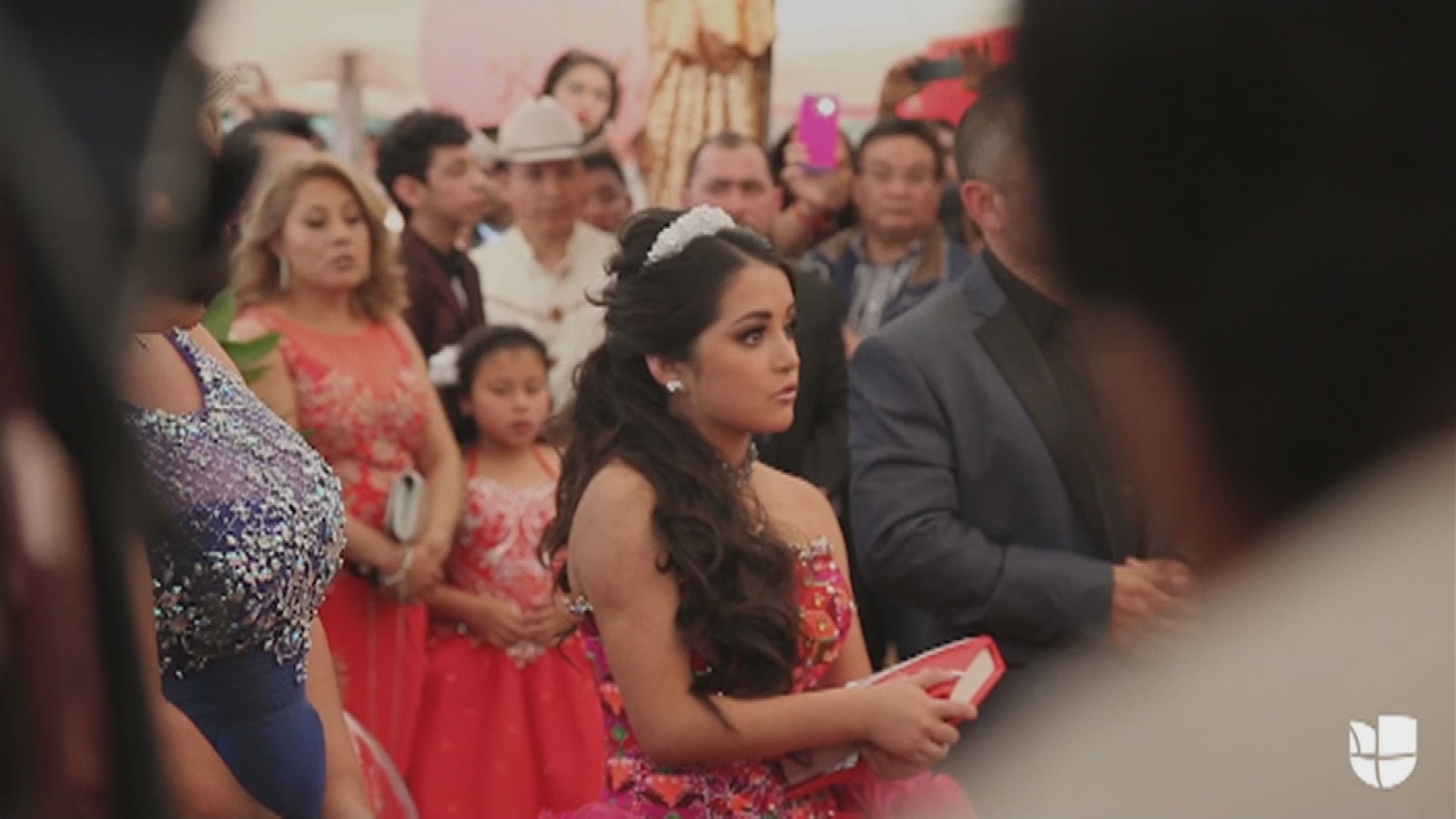 La esperada aparición de Rubí vestida de quinceañera el día de su ...