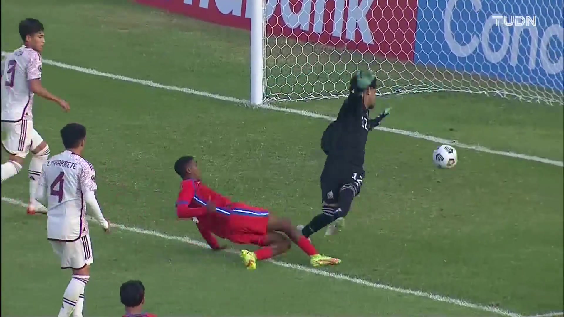 ¡Se salva México! Gaitán estaba solo, pero termina rematando mal ...