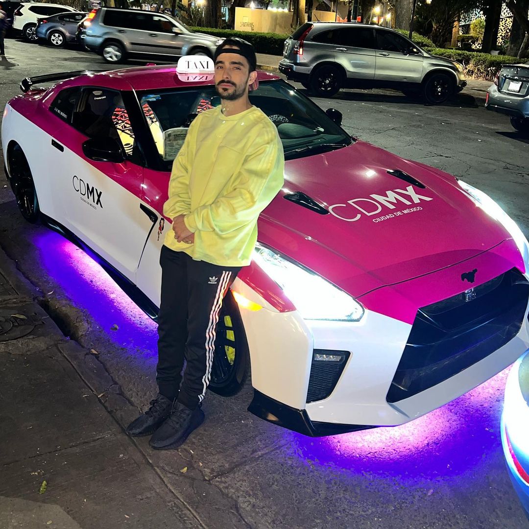 El youtuber Berth-Oh transformó su lujoso coche en un taxi de la CDMX ...