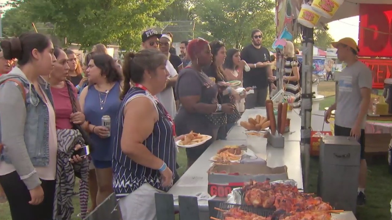 A pesar de la lluvia, reanudan el Ribfest en Naperville y cientos de ...