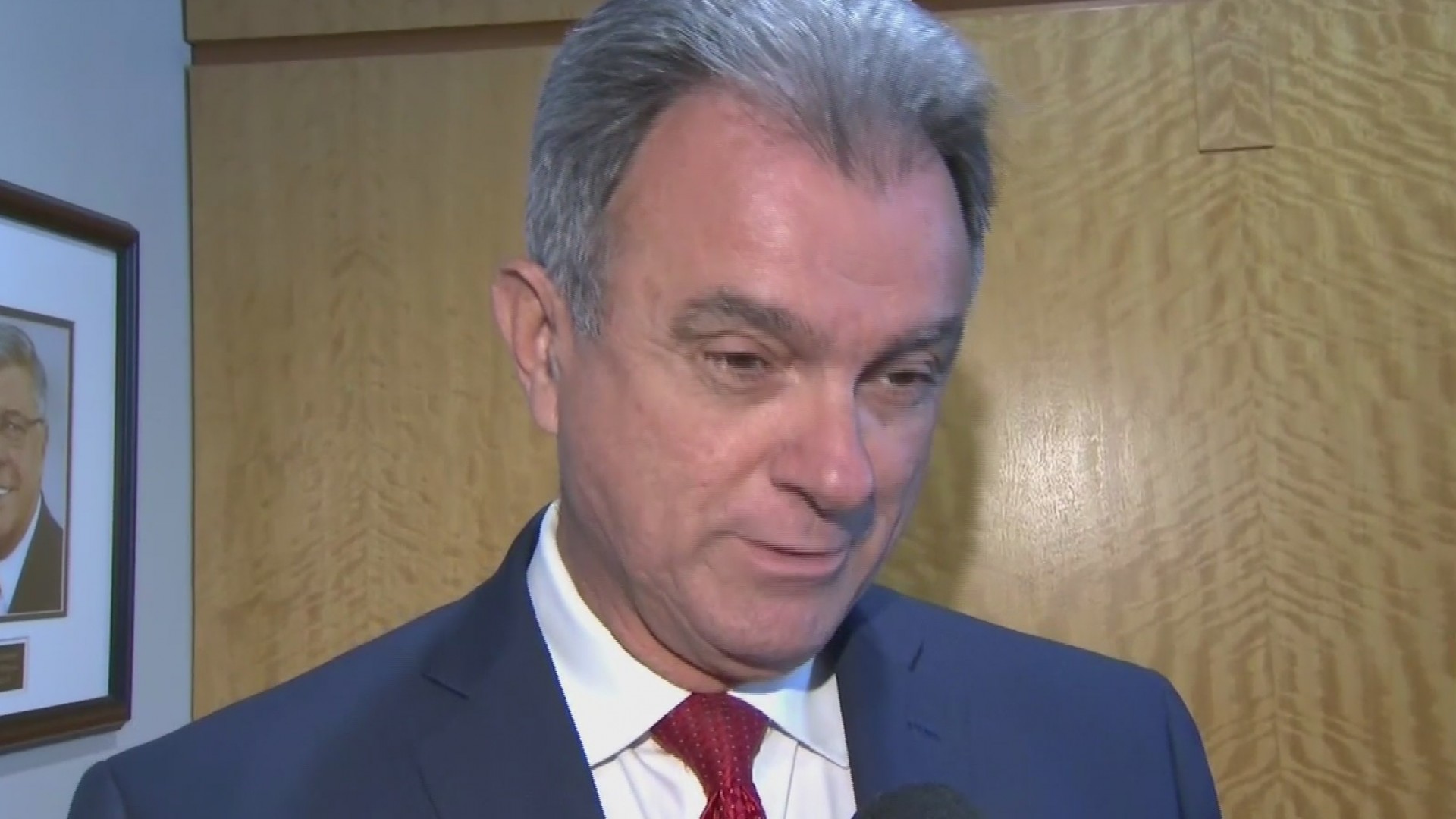 Aprueban resolución para solicitar la residencia del líder del exilio ...