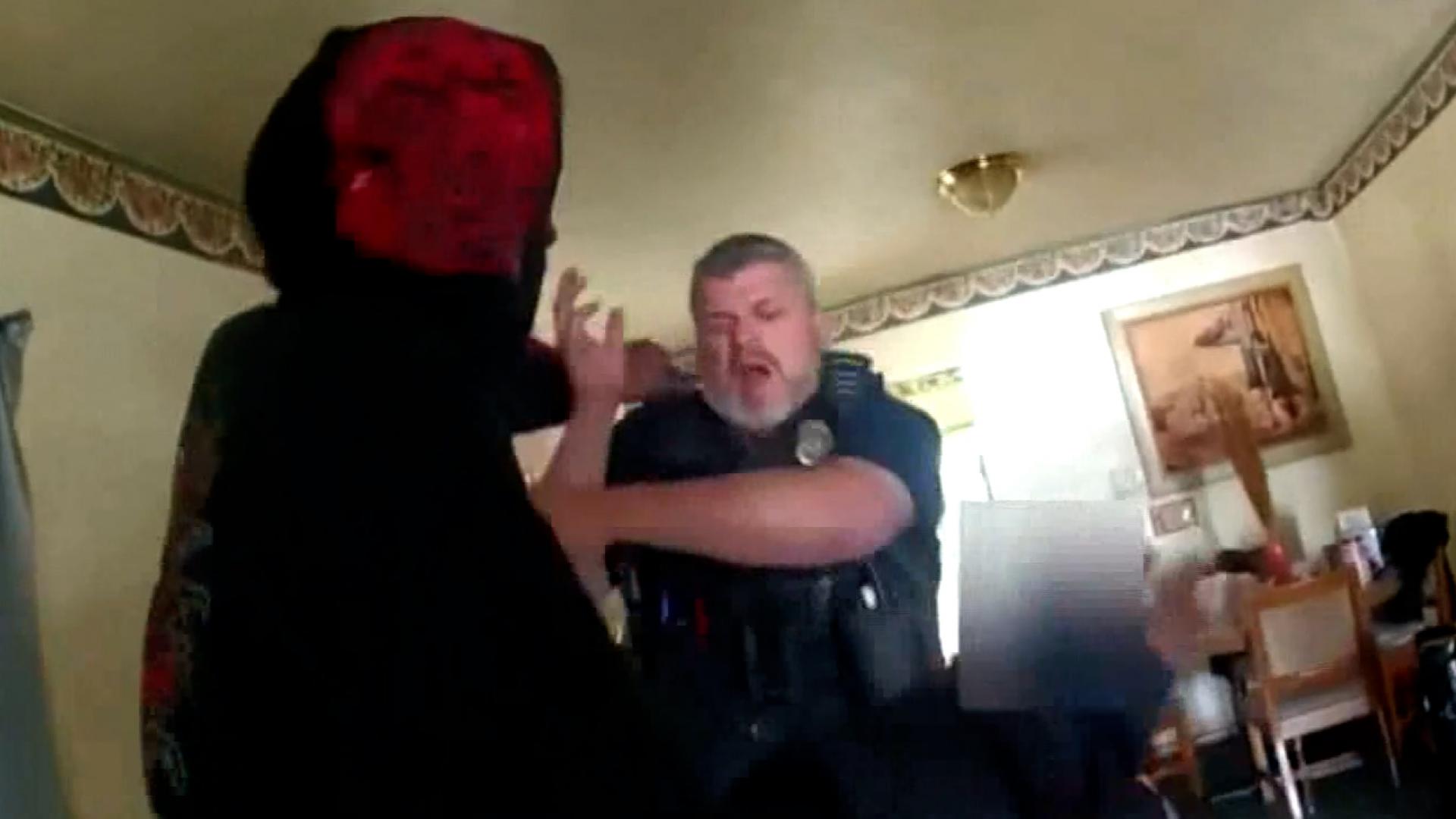 Apuñaló al policía que trataba de ayudarlo: hombre que deliraba termina ...