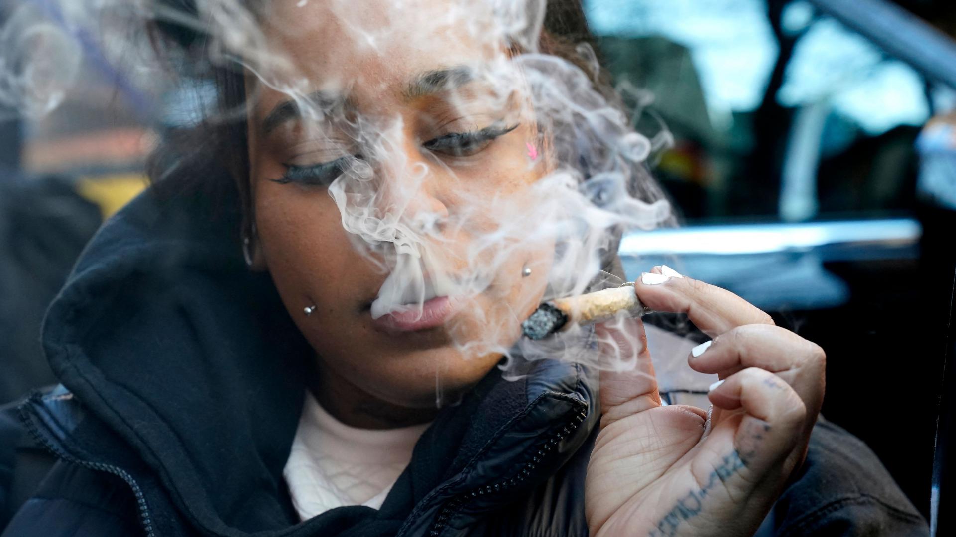 Fumar marihuana en parques y plazas públicas de Nueva York te puede ...