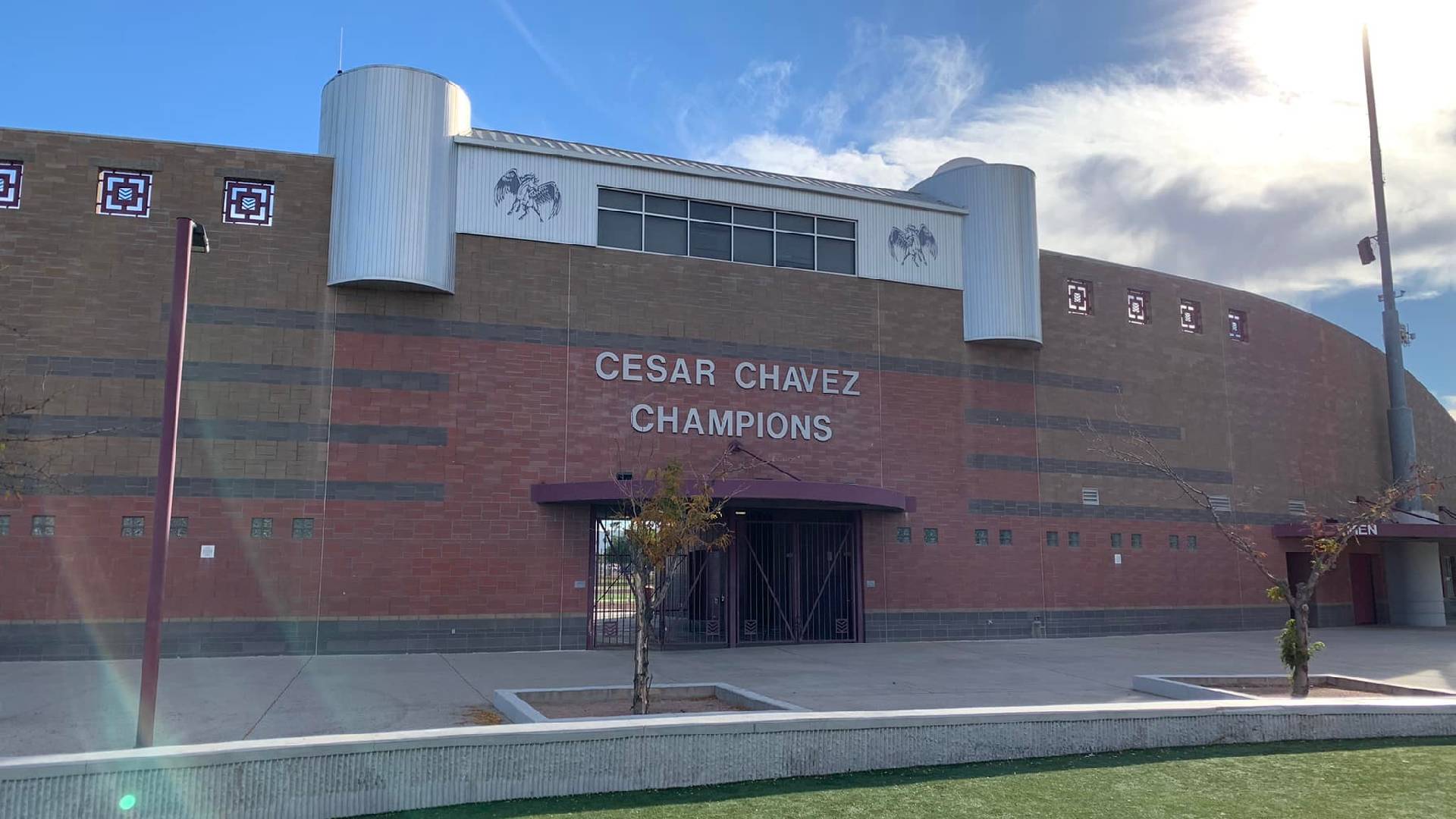 Decomisan dos armas en César Chávez High School; hay un estudiante ...