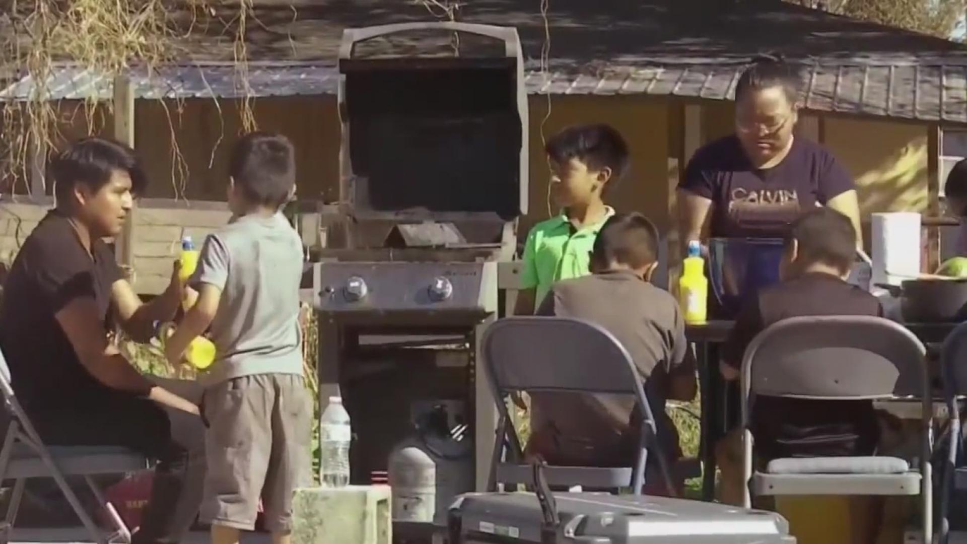Pastor rescata a familias hispanas que lo perdieron todo con el paso ...