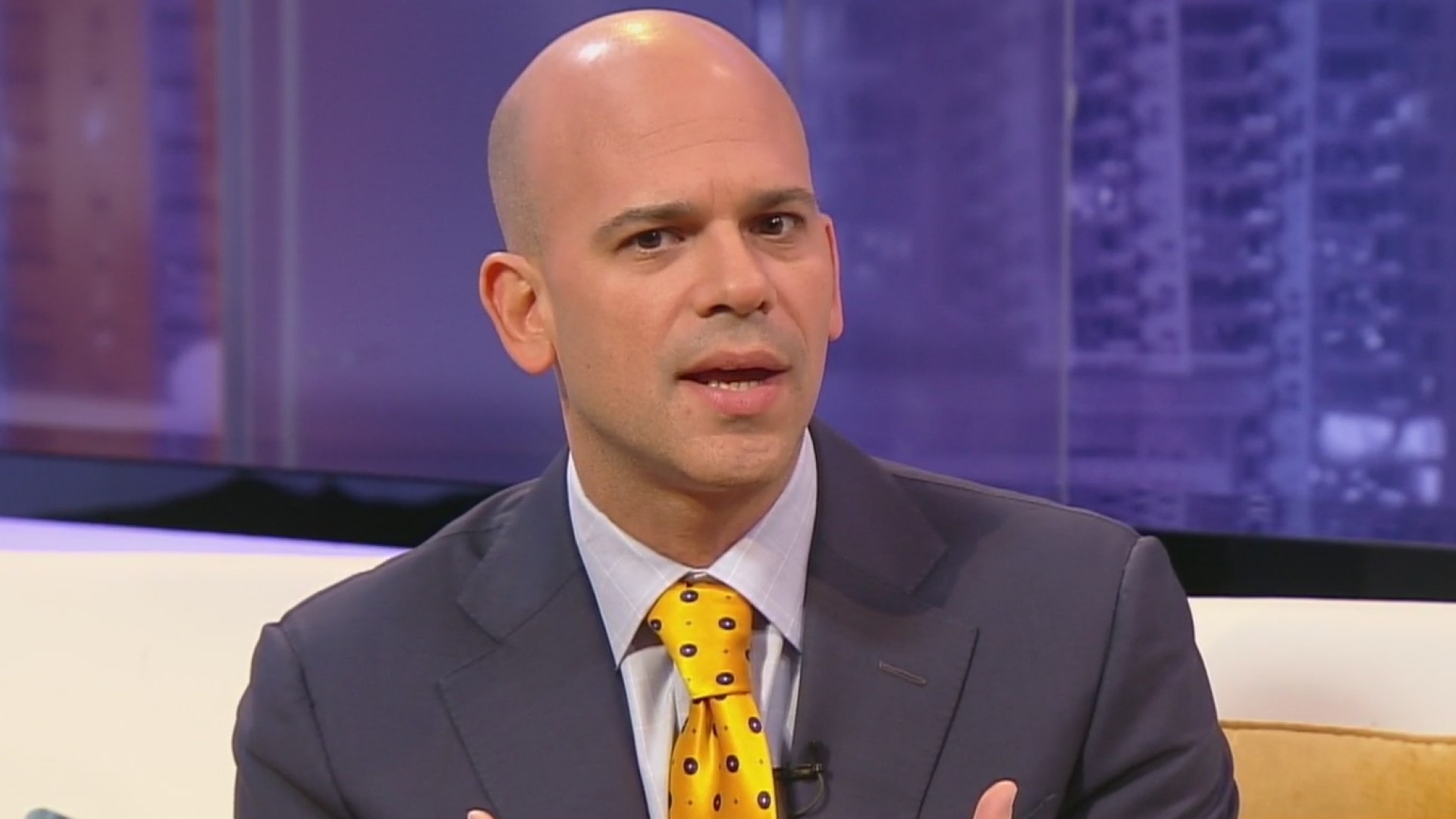 El doctor Juan Rivera, experto en temas médicos de Univision, presenta ...