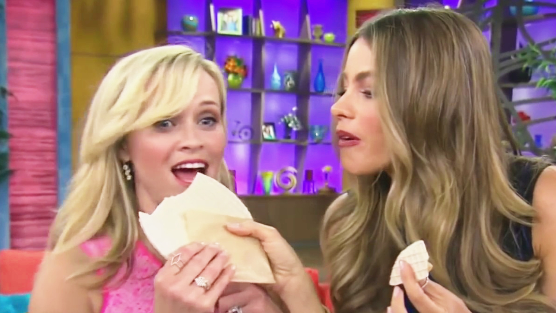 Recordamos cuando Sofía Vergara le dio a probar obleas colombianas a Reese Witherspoon en el ...