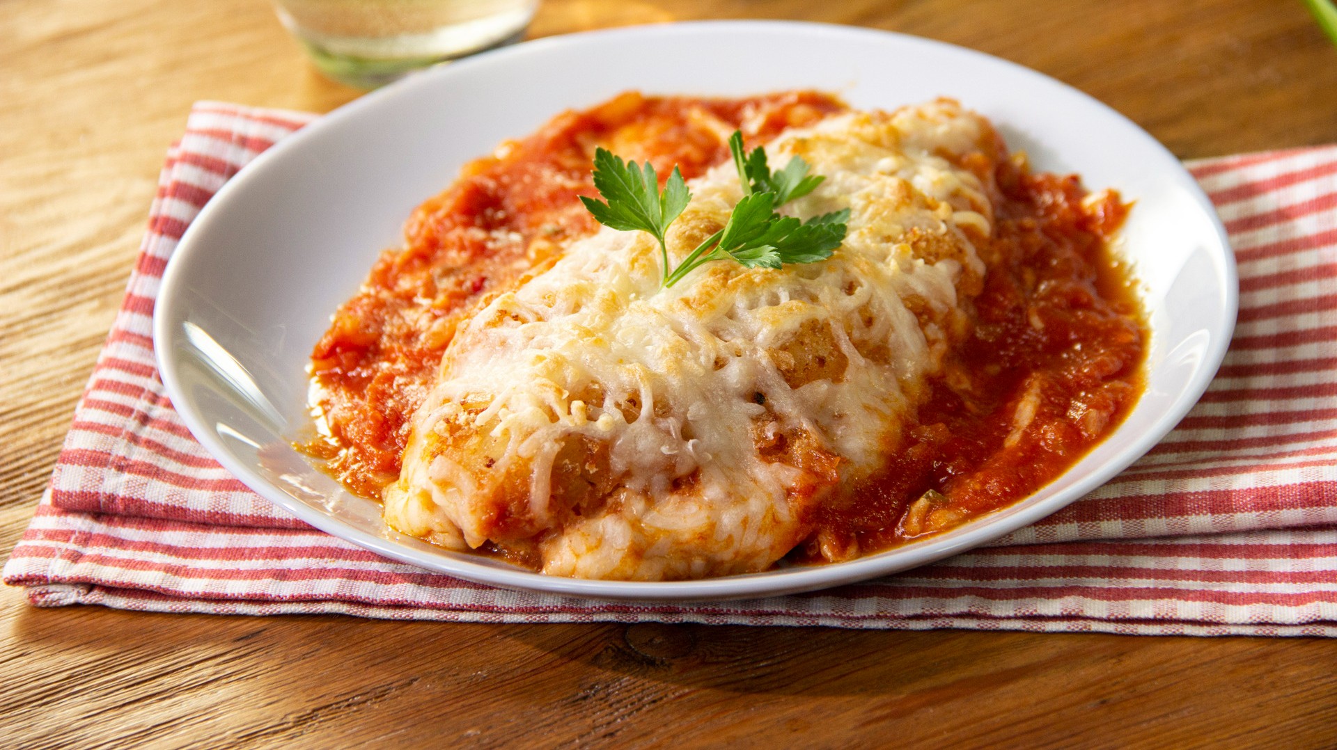 Receta de pollo a la parmesana con salsa casera | Delicioso | Univision