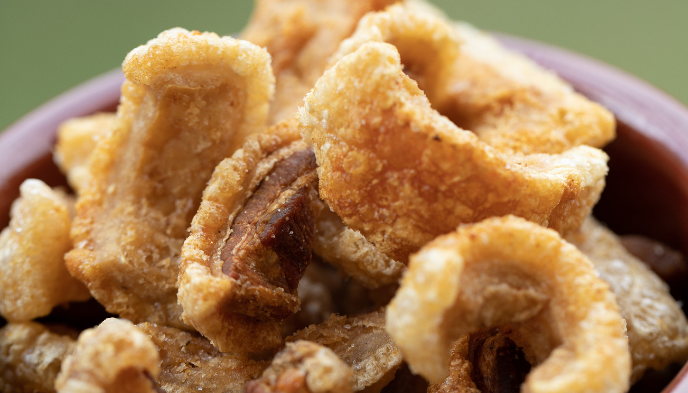 Como fazer torresmo na panela de pressão: receita prática do petisco tradicional | Delicioso ...