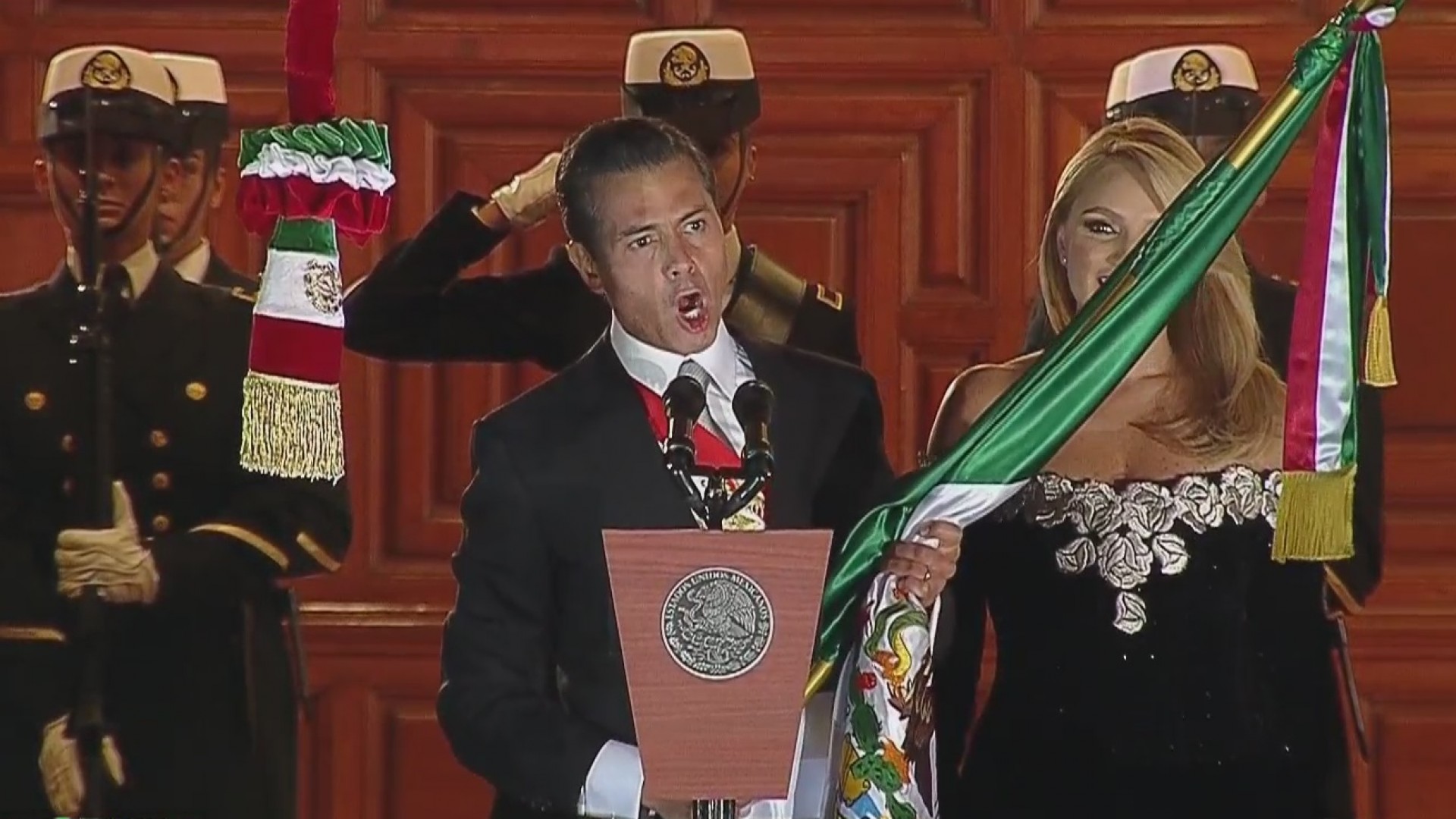 Enrique Peña Nieto Lanza El Grito De Independencia Desde El Zócalo De