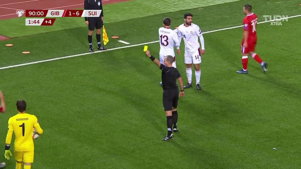 Tarjeta amarilla. El árbitro amonesta a Reece Styche de Gibraltar ...