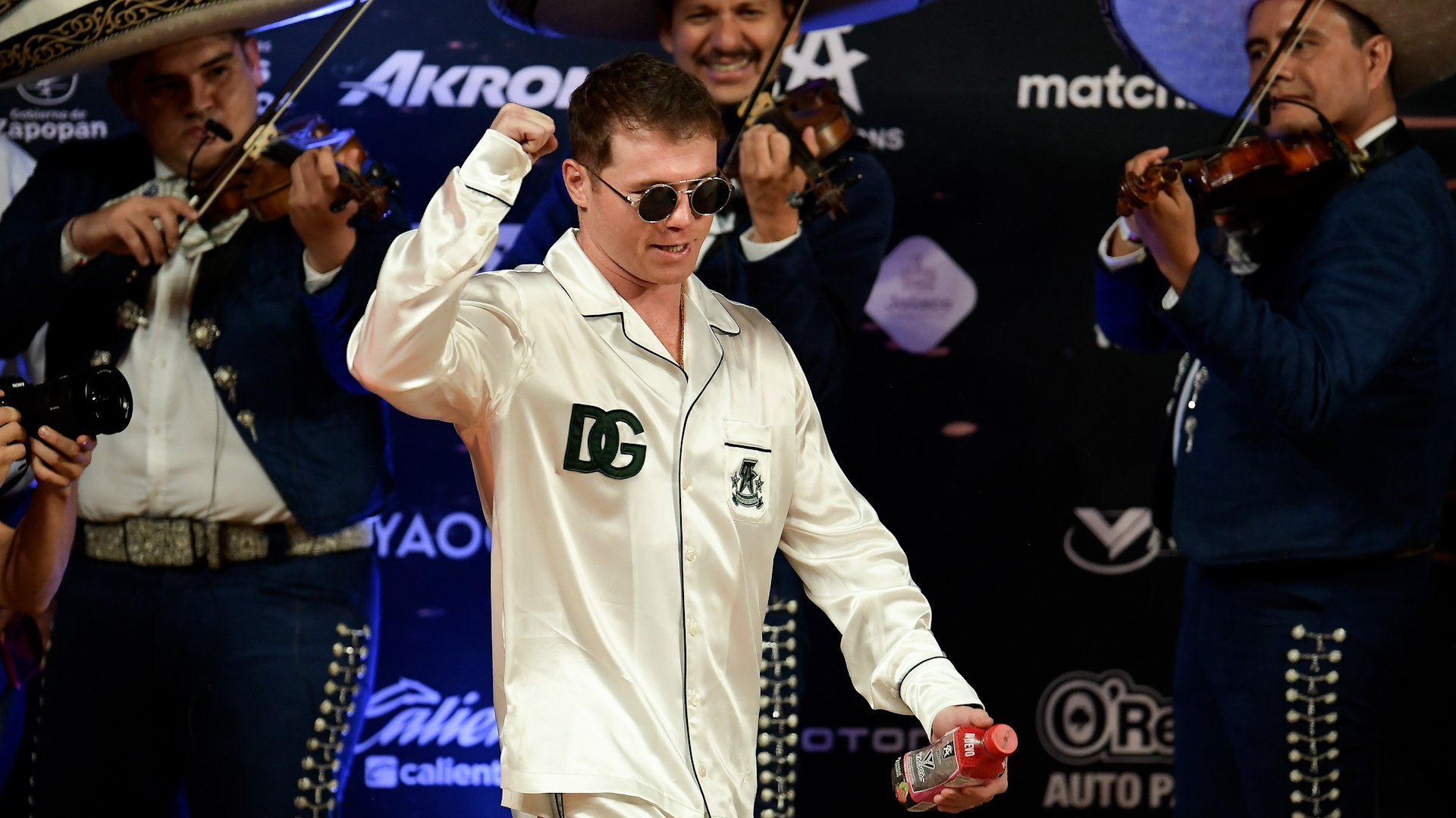 'Canelo' Álvarez presume nueva pijama de diseñador y con tenis ...