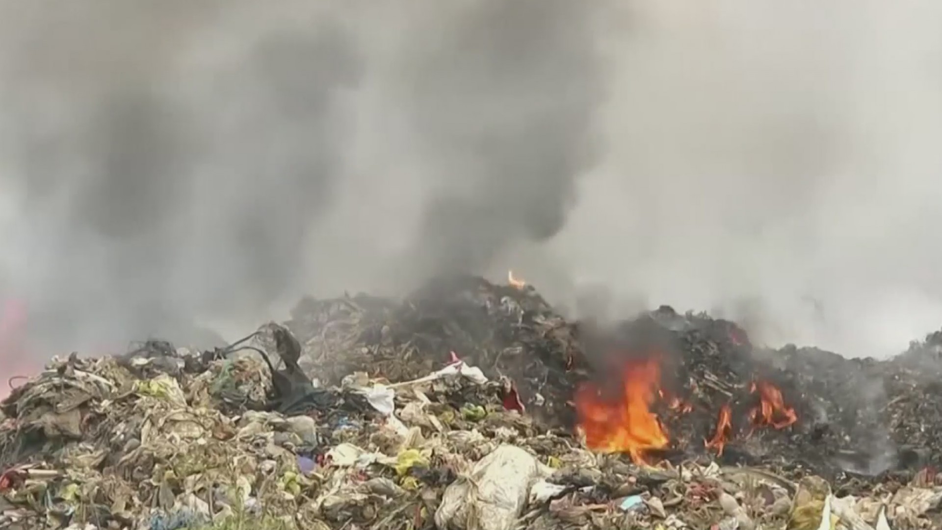 Humo y malos olores: arde en llamas un vertedero en República ...