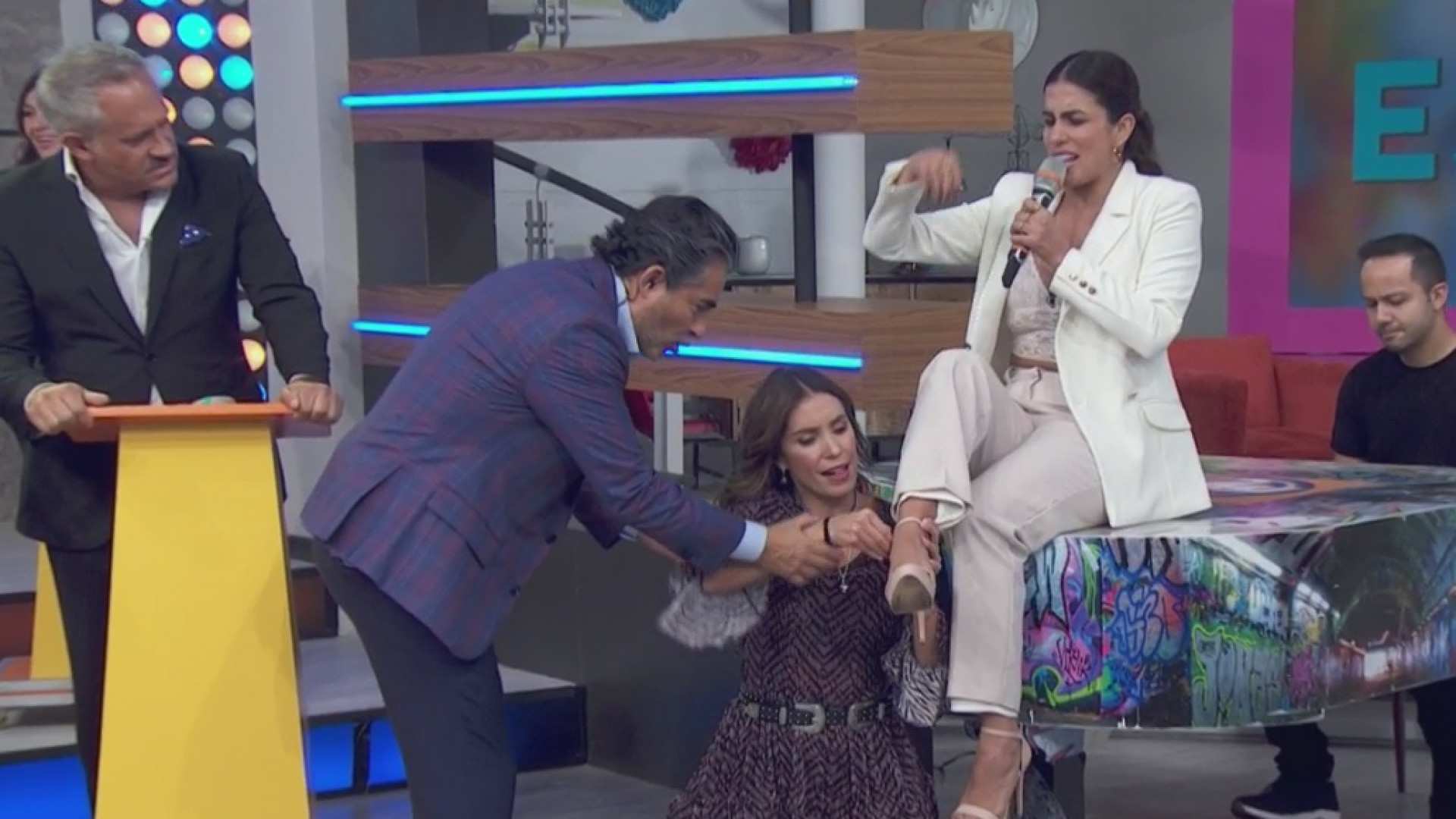 Tania Lizardo aprende a cantar al estilo de Andrea Escalona y hasta termina encima del piano ...