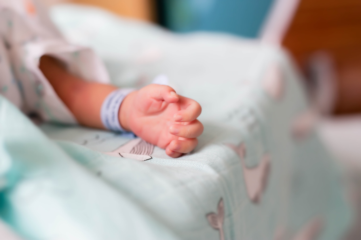 Mujer lleva al hospital a su bebé de un año con un cuchillo clavado en ...