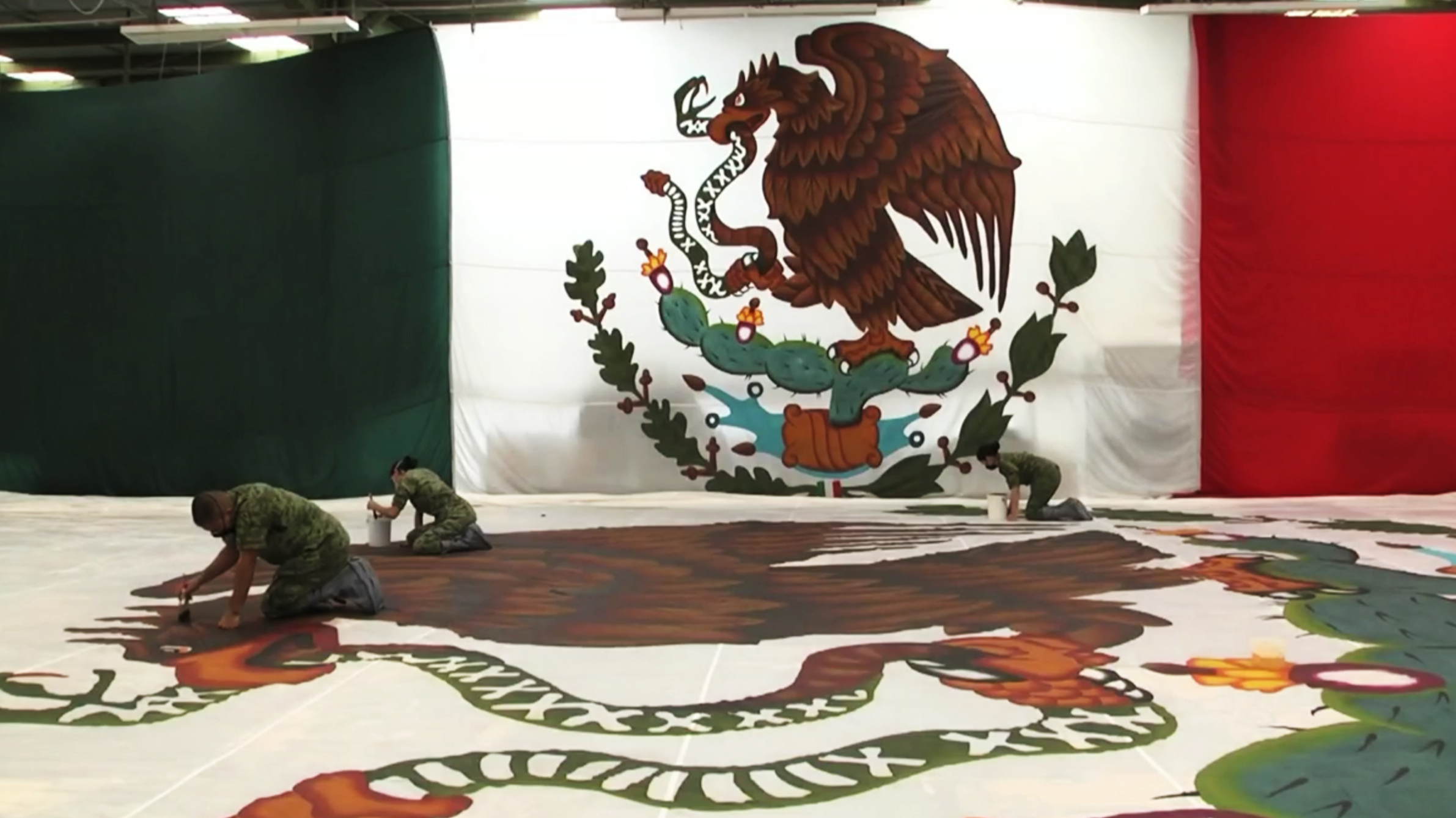 Dozens of Mexican soldiers make the official Mexican flags | Univision ...