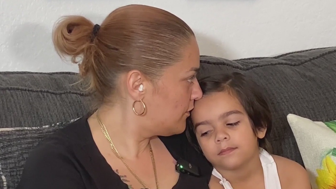 Madre denuncia que directora de una escuela humilló a su hijo con ...