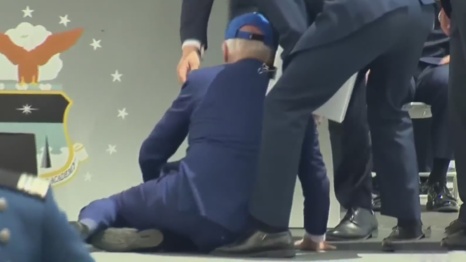 El presidente Joe Biden bromea sobre la caída que sufrió en Colorado ... El presidente Joe Biden bromea sobre la caída que sufrió en Colorado ...