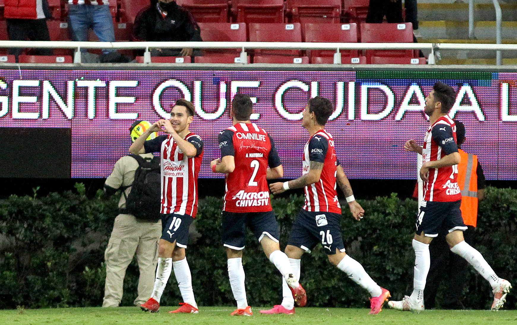 Jesús Angulo añade dramatismo y da a Chivas triunfo de último minuto ...