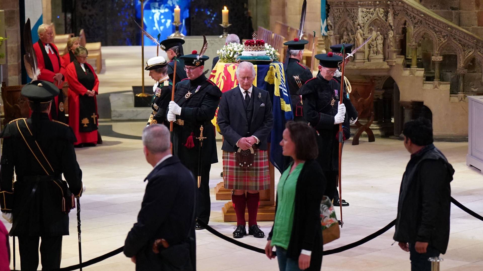 ¿Cuántas horas hará fila la gente para ver el féretro de la reina ...
