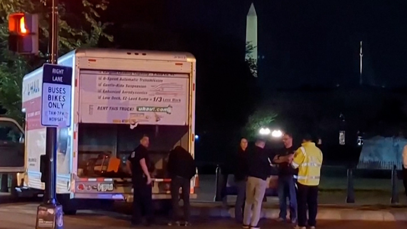 El inquietante momento en que un conductor choca un camión contra una ...