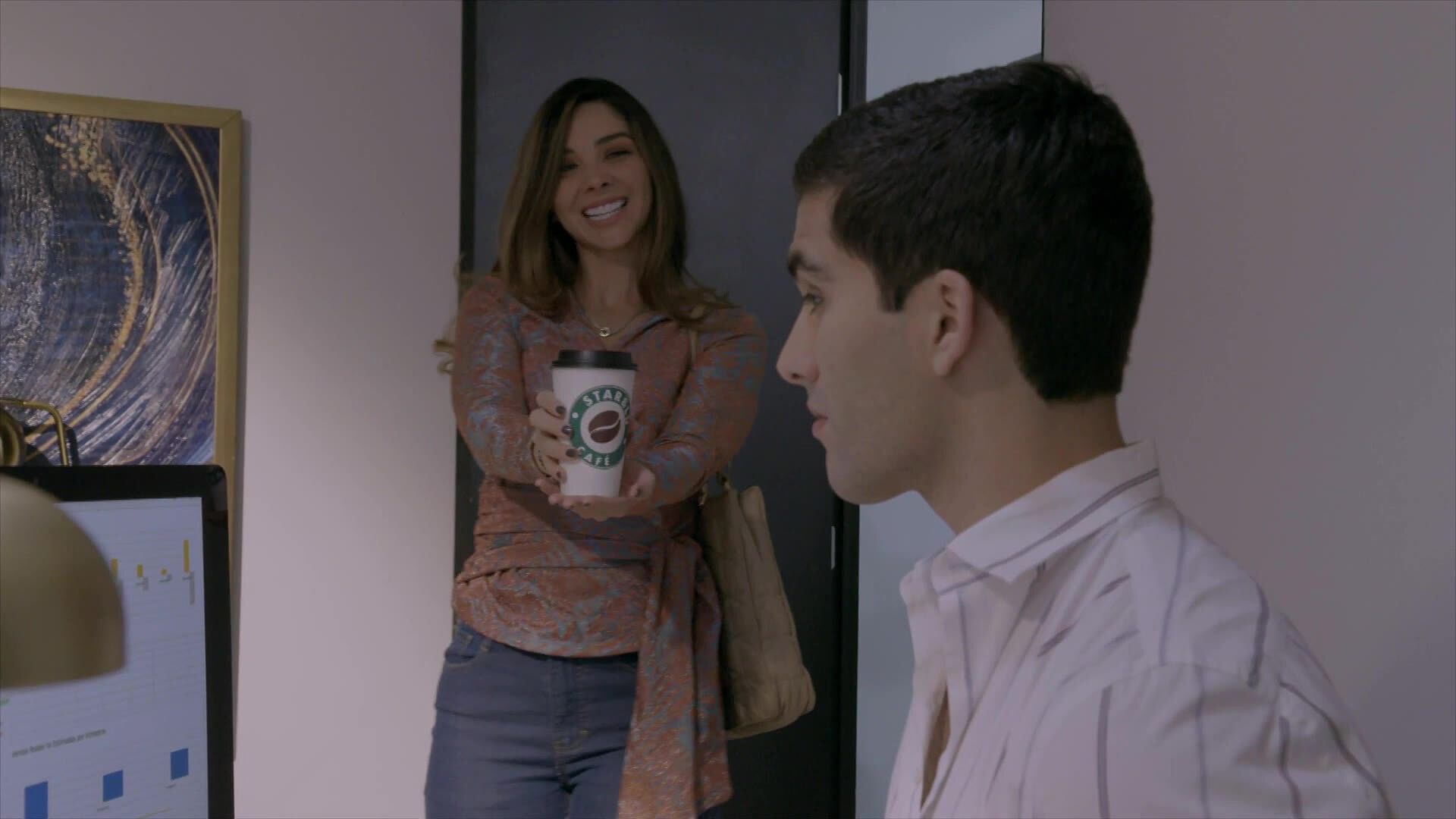 La Rosa de Guadalupe: Lydia trata de conquistar a Mike con los mismos ...