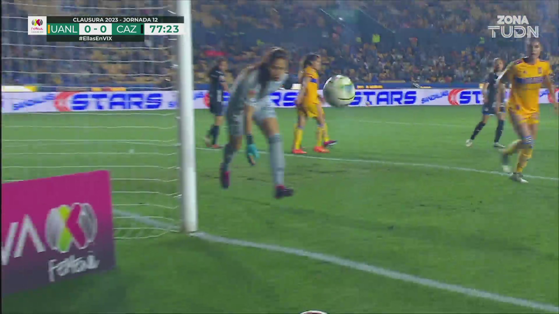 ¡Cabezazo que pasa cerca! María Peraza gana y se pierde el gol ...