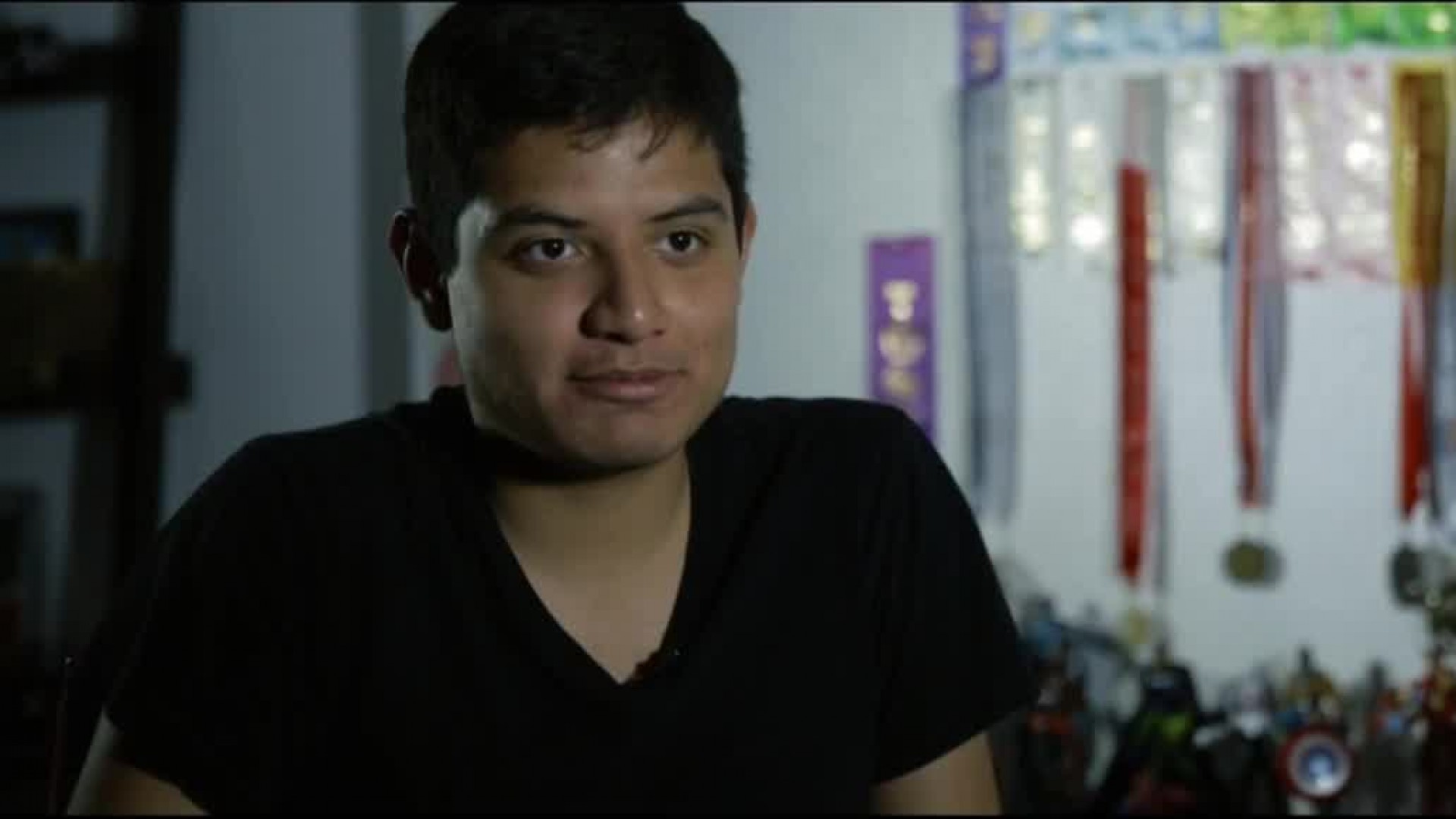 La historia de Caleb, un joven autista y atleta de Dallas que ha ganado más de 300 medallas ...