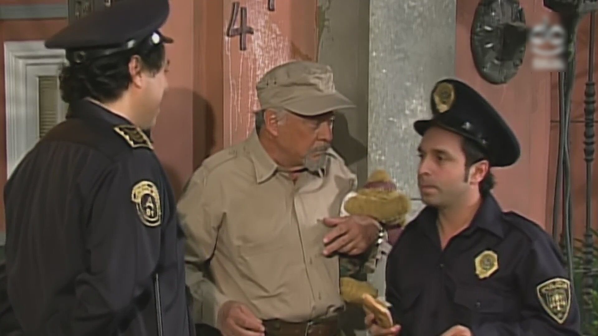 La vez que casi arrestan a Don Roque por culpa de su osito Rambo ...