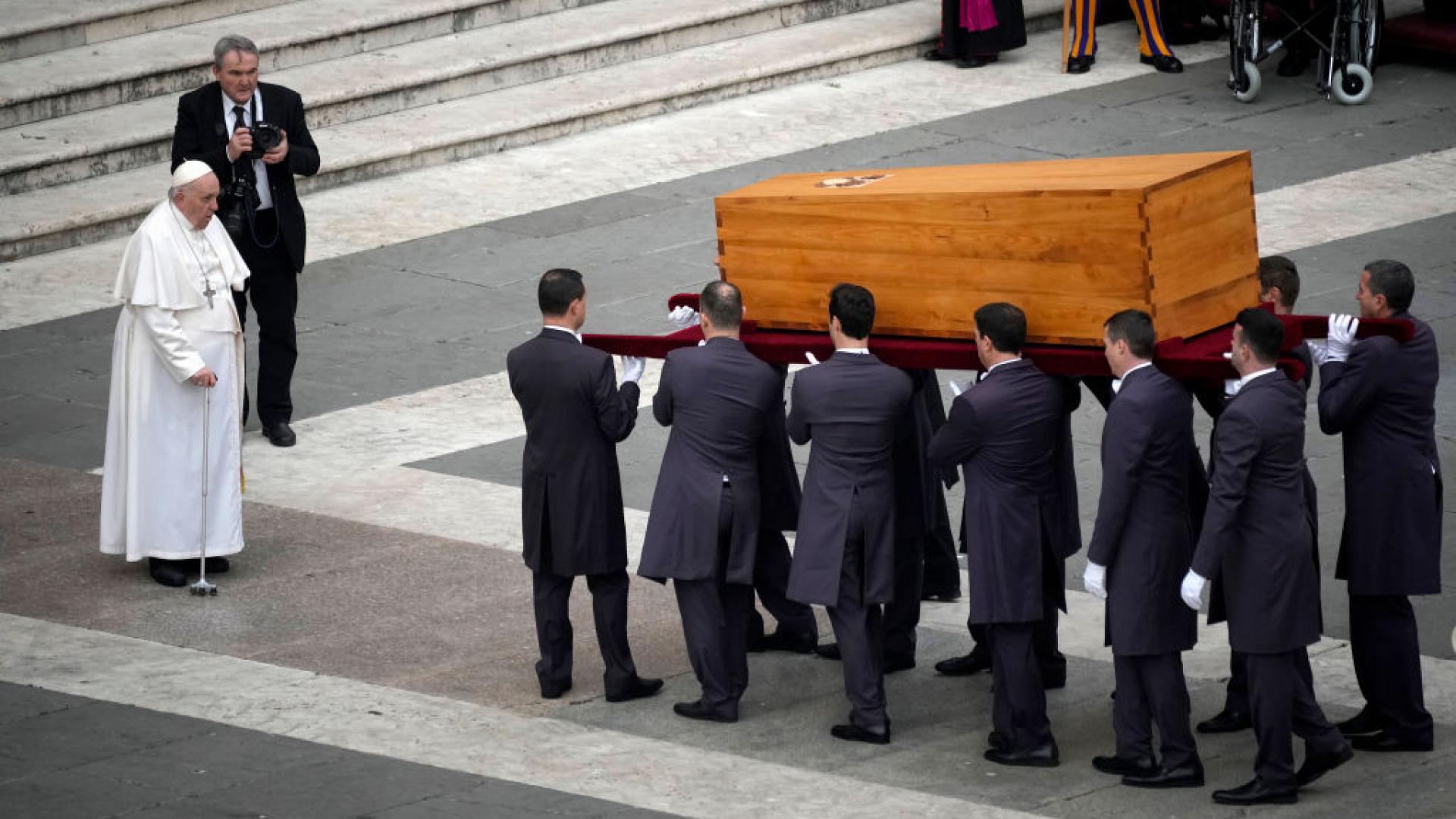 Funeral de Benedicto XVI: Así fue la última despedida del papa Francisco a su predecesor | Shows ...