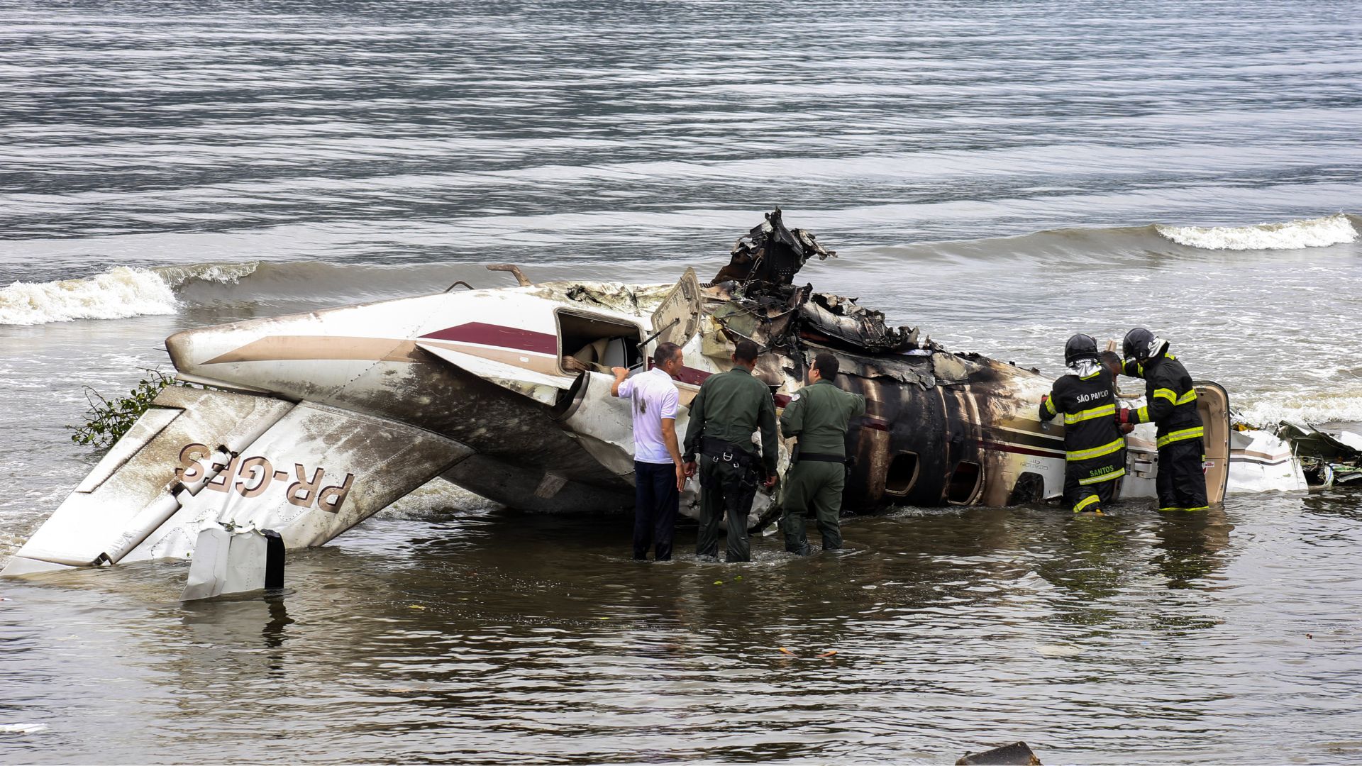 El momento en que una avioneta se estrella y explota en Ubatuba, Brasil ...