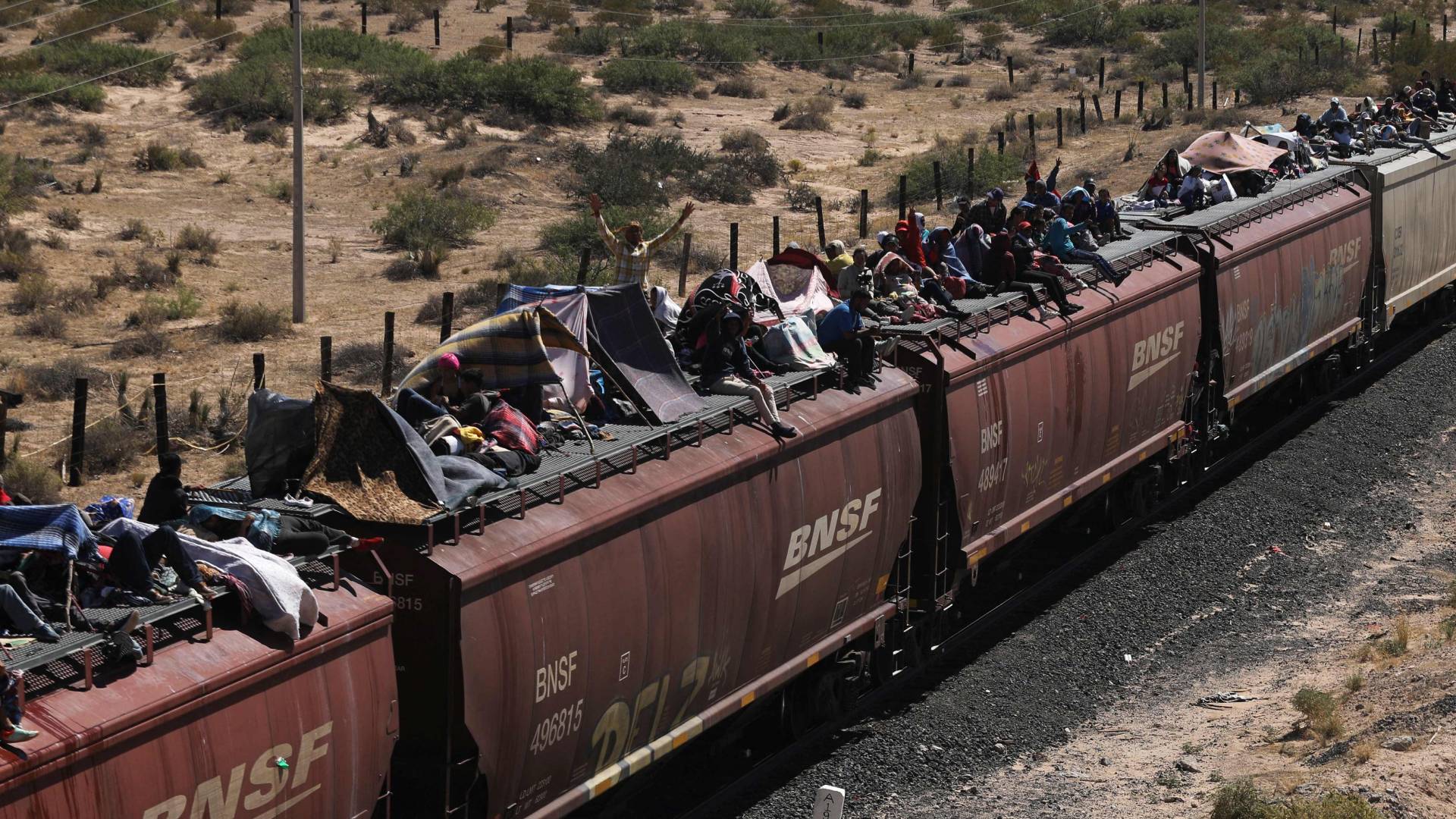Familiares lloran la muerte de la bebé que cayó desde el tren La Bestia ...