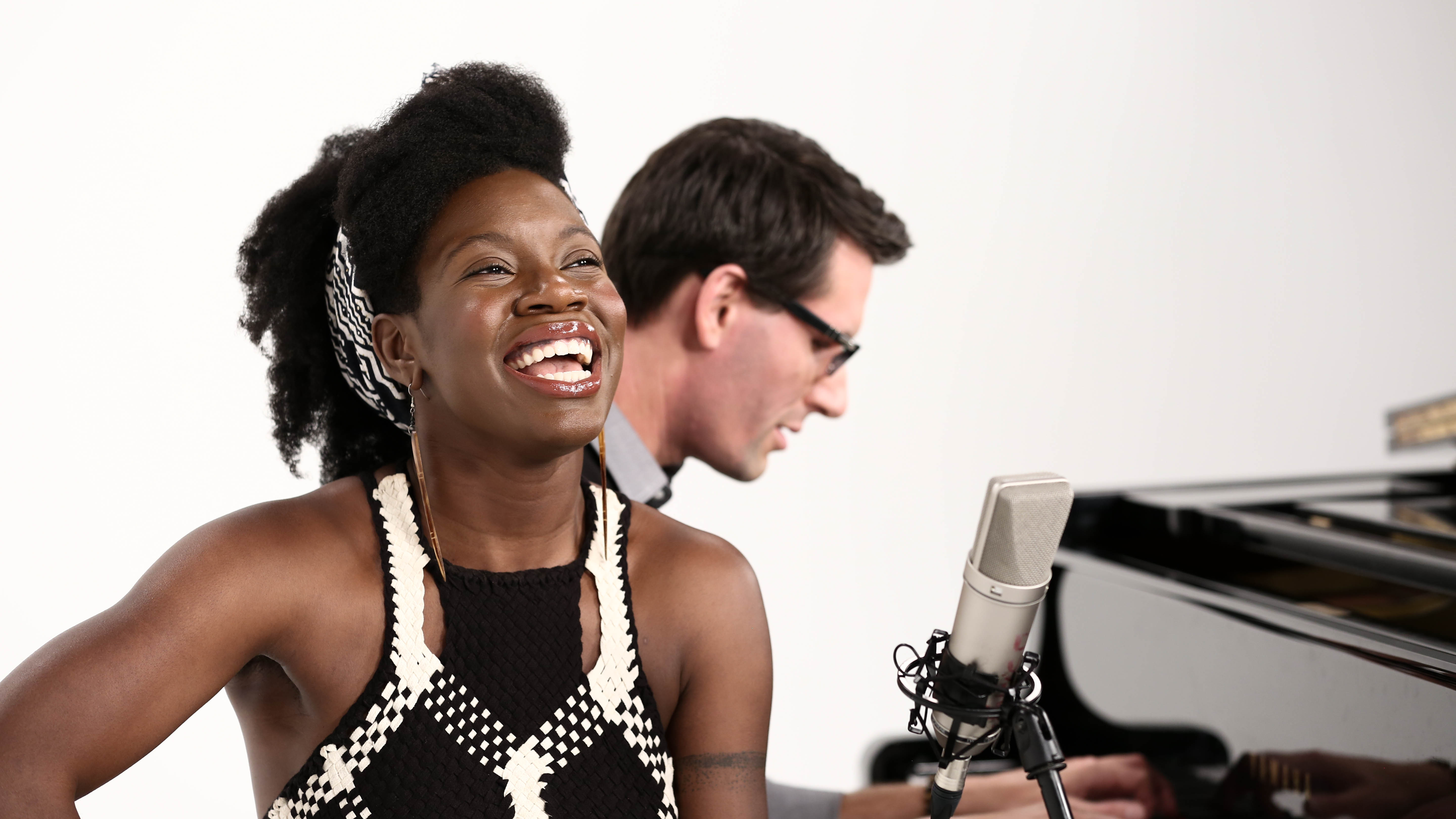 U-LAB White Sessions: Débo Ray | Estaciones de Radio Música | Univision