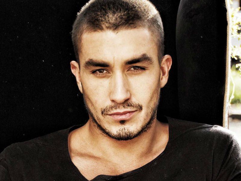 Emmanuel Orenday posa casi al desnudo y pone de cabeza Internet | Las ...