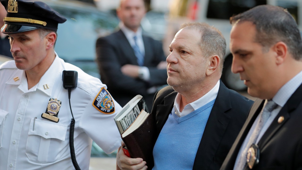 Video: El momento en el que ex productor de cine, Harvey Weinstein, se ...