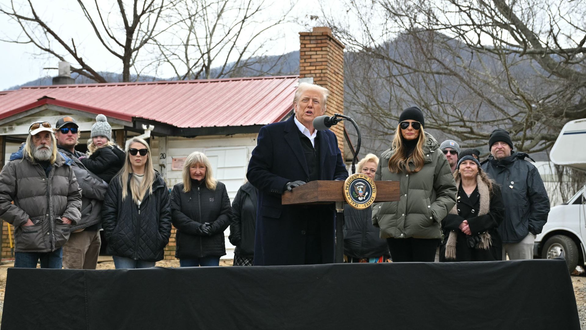 Donald Trump dice que podría deshacerse de FEMA durante su visita a ...