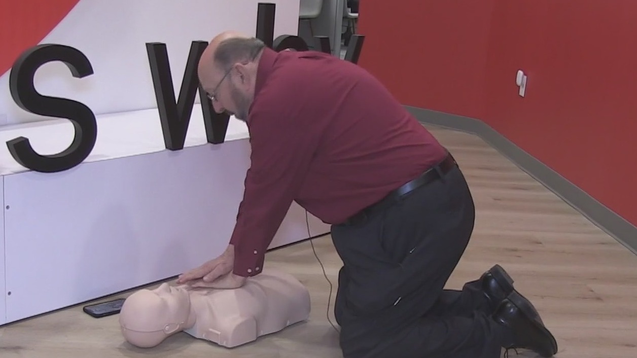 ¿Cómo realizar la reanimación cardiopulmonar (RCP) adecuadamente para salvar vidas? | Video ...