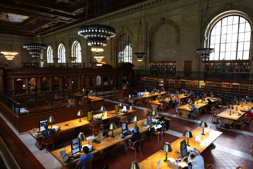 Aprueban presupuesto para bibliotecas públicas y viviendas asequibles en Nueva York | Video ...