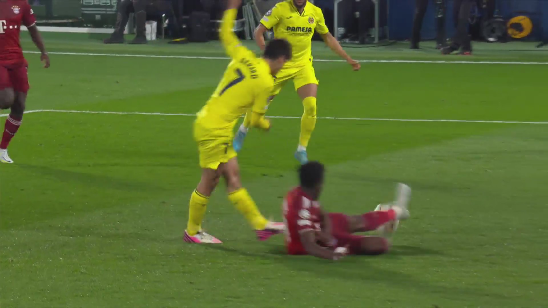 ¡Cerca el Villarreal! Alphonso Davies evita el gol de Gerard Moreno ...