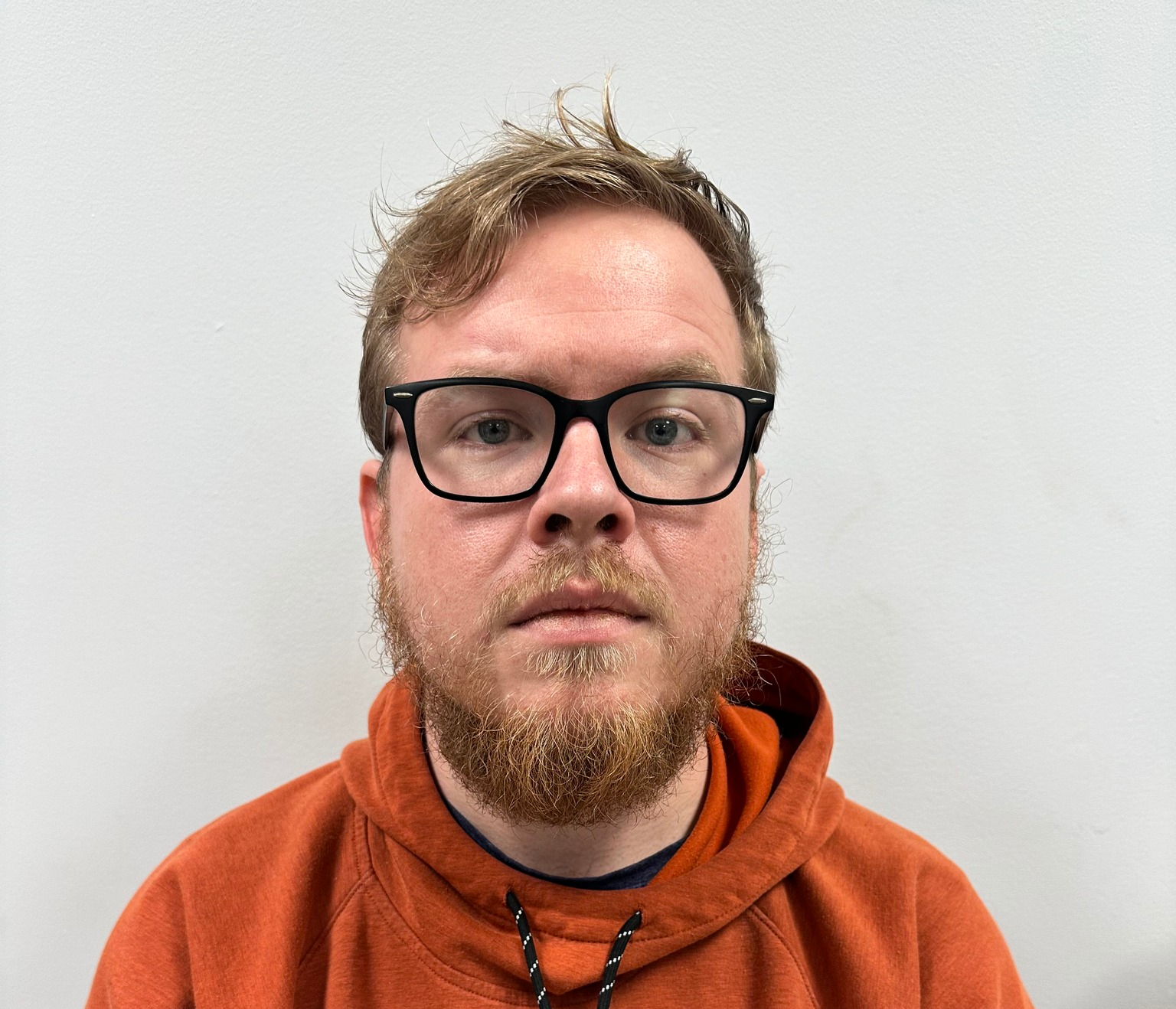 Detienen a Justin Tyson, maestro acusado de agresión sexual a ...