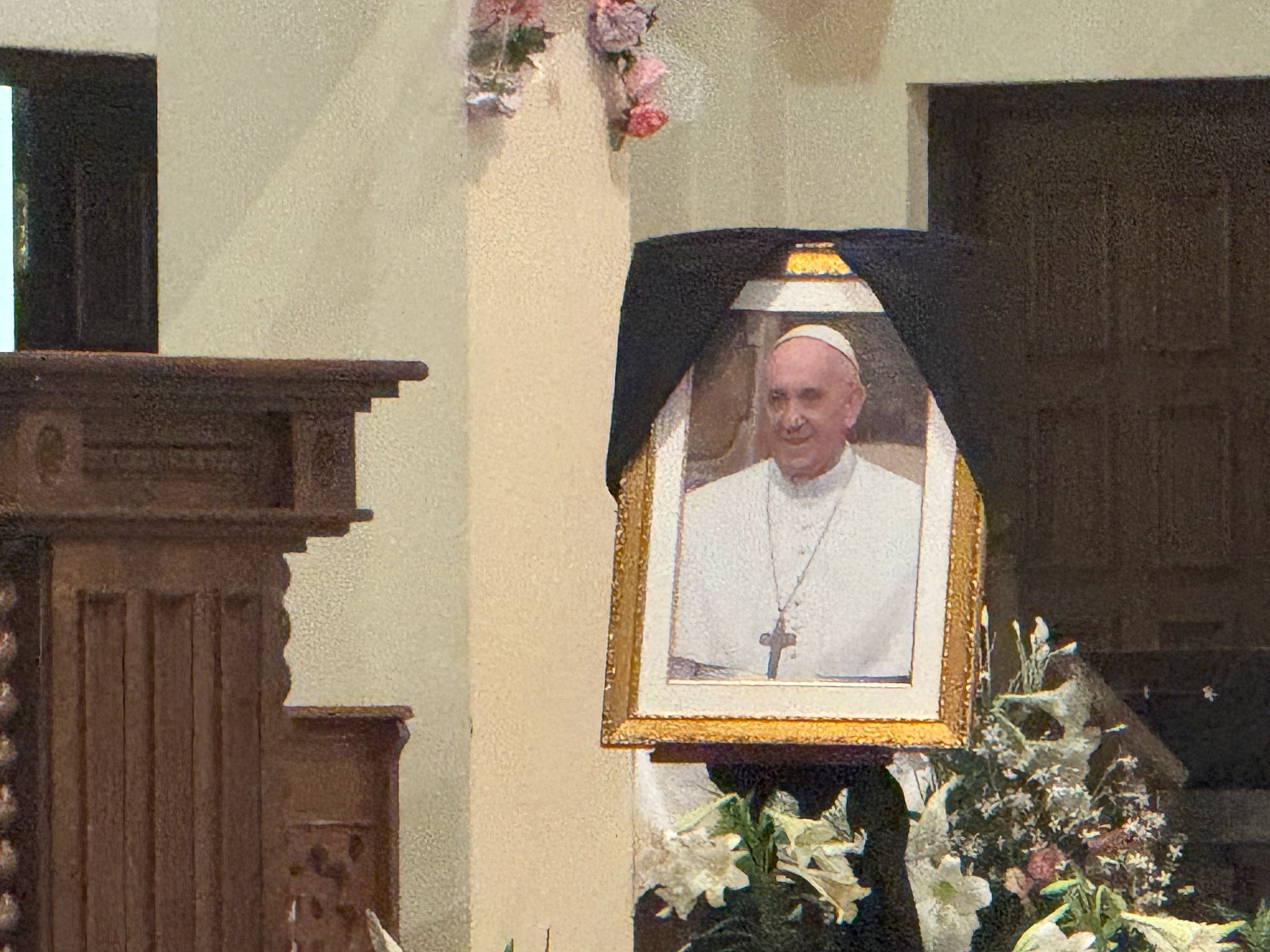 Imágenes: La muerte del papa Francisco deja luto en Arizona, listones ...